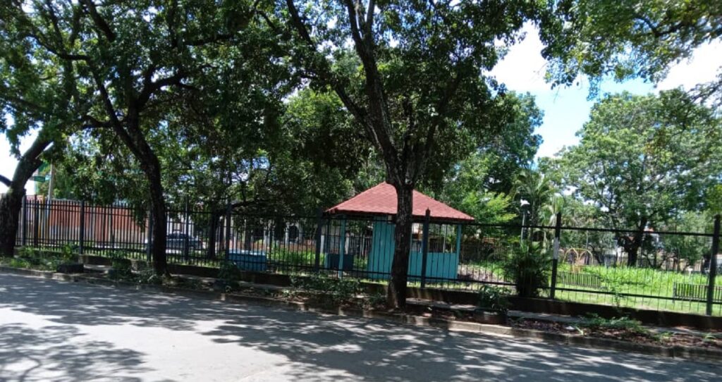 Vecinos de Los Caobos piden arreglo del Parque y alumbrado público