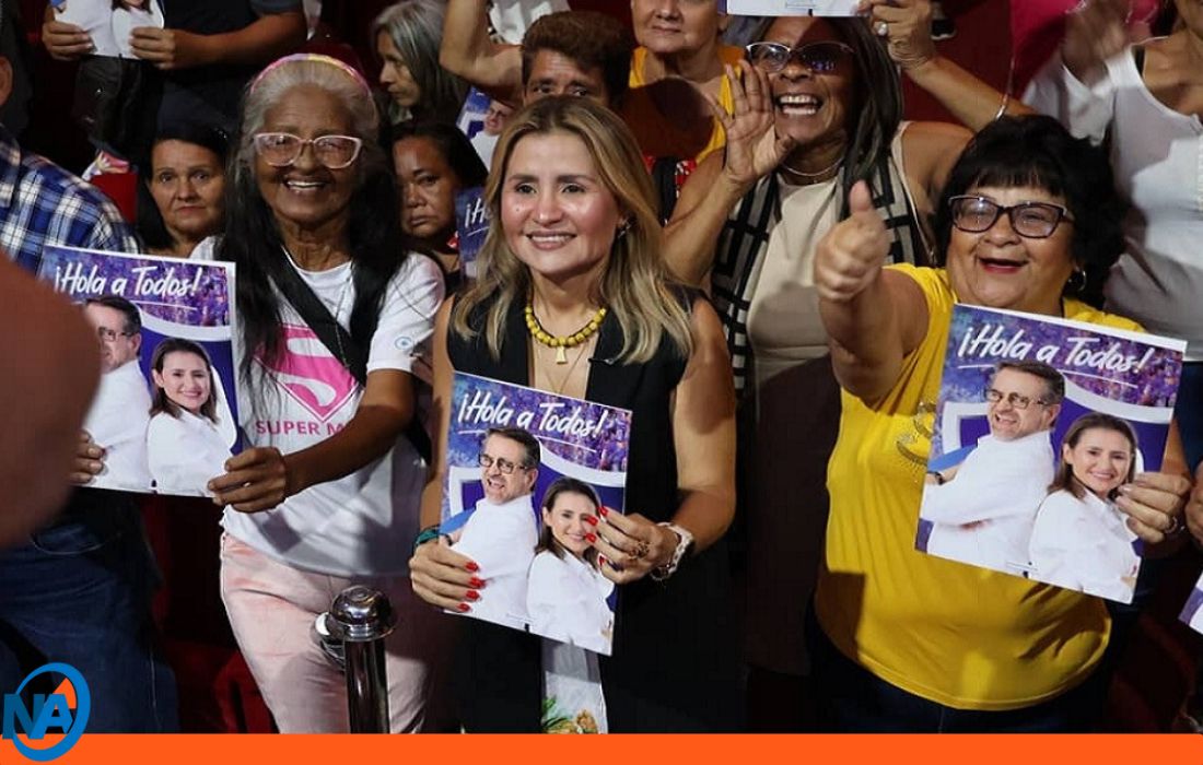 Alcaldesa Dina Castillo entrega títulos de propiedad en Valencia